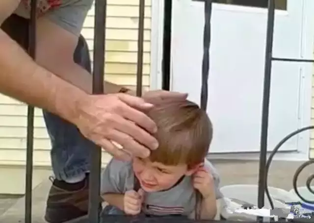 The foreign boy's head was stuck on the railing, and the way his ...