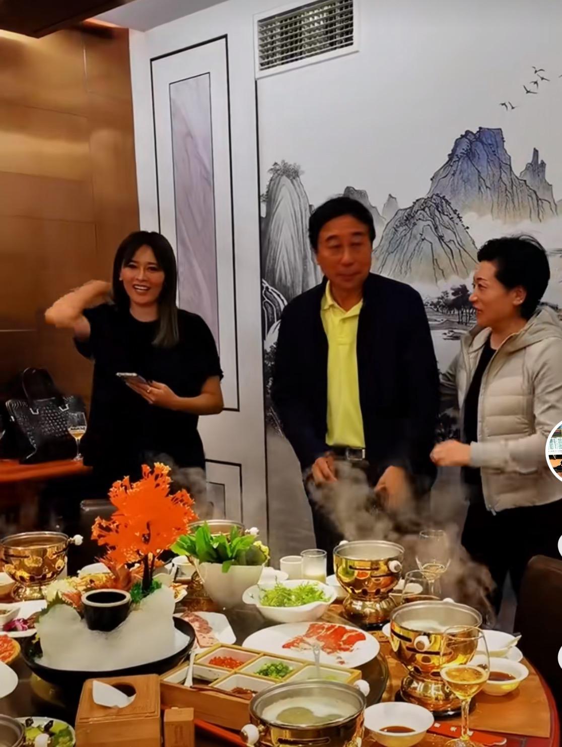 Feng Gong had dinner with his friends, female friends gathered around ...