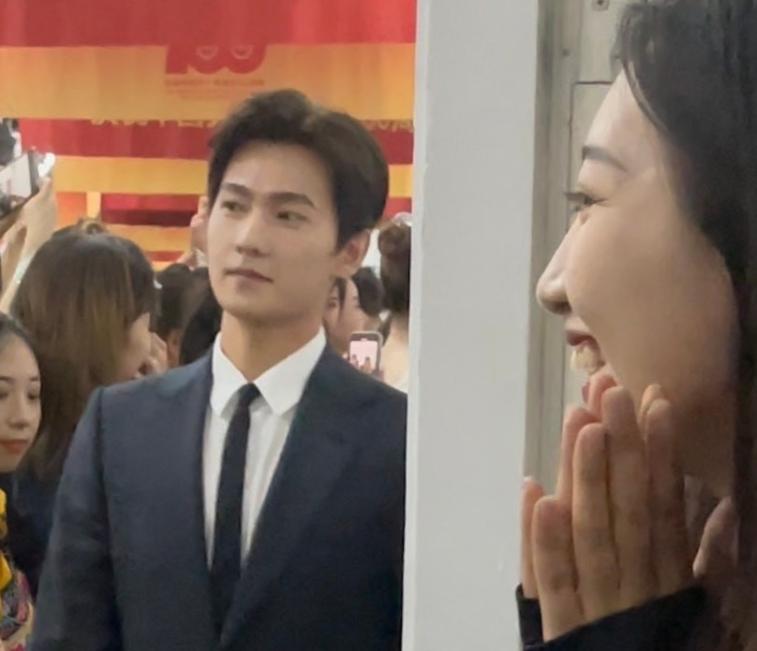 What does Yang Yang look like in real life?Appearing at the backstage ...