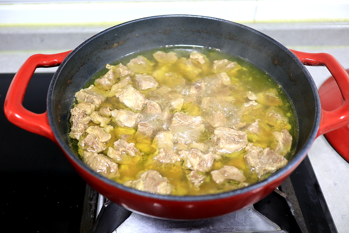 Skillfully use tomato hot pot base ingredients to make beef stew pot ...