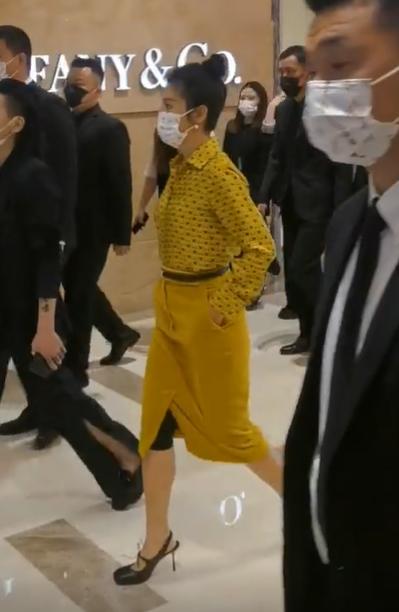 48-year-old Li Bingbing takes fitness photos, showing graceful curves ...