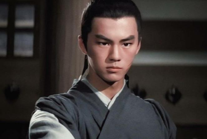 Di Lung appeared after being critically ill, dressed in a plain dress ...