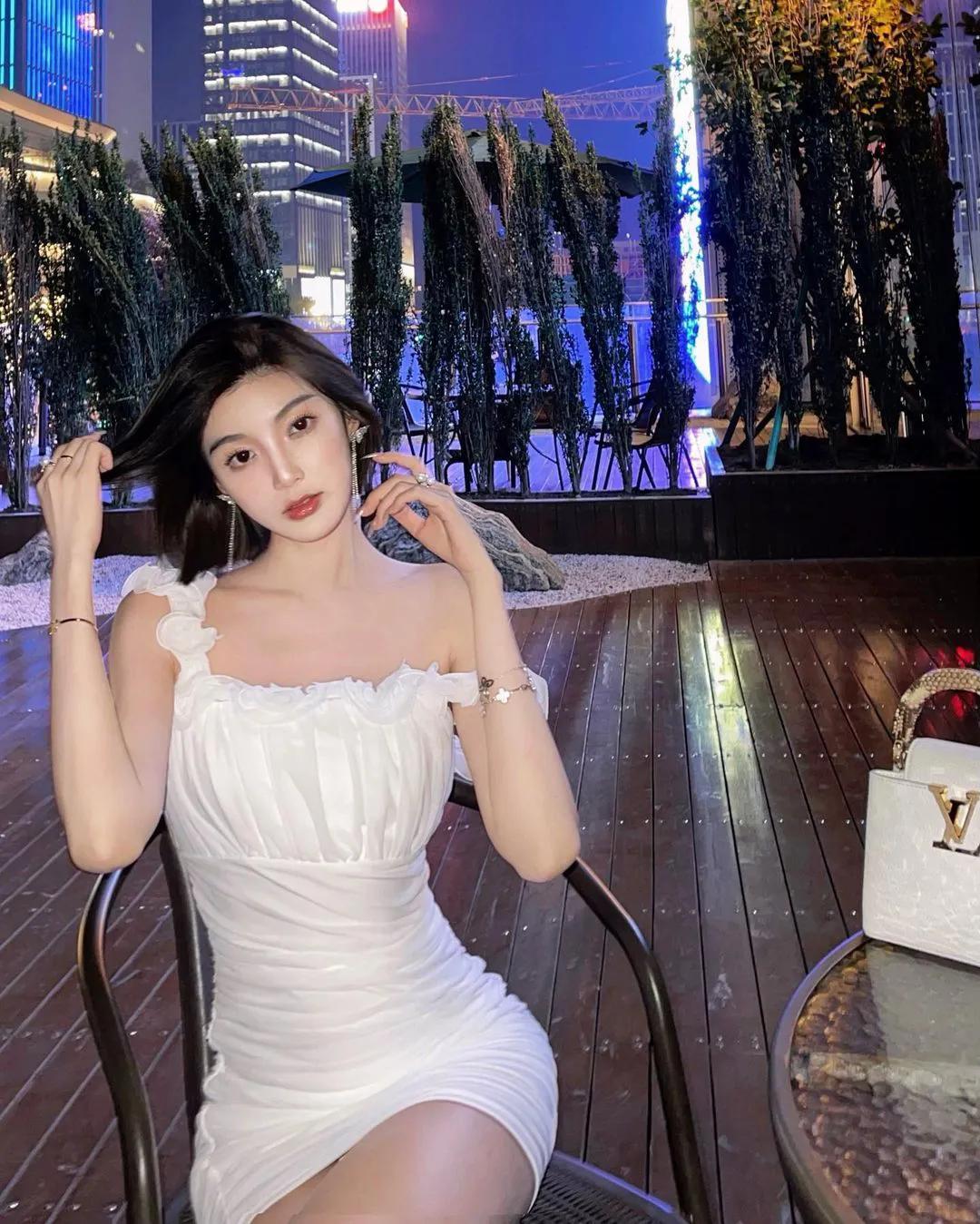 Beautiful Model Little Pumpkin, Rong Yao Qiuju, Huamao Chunsong - iNEWS