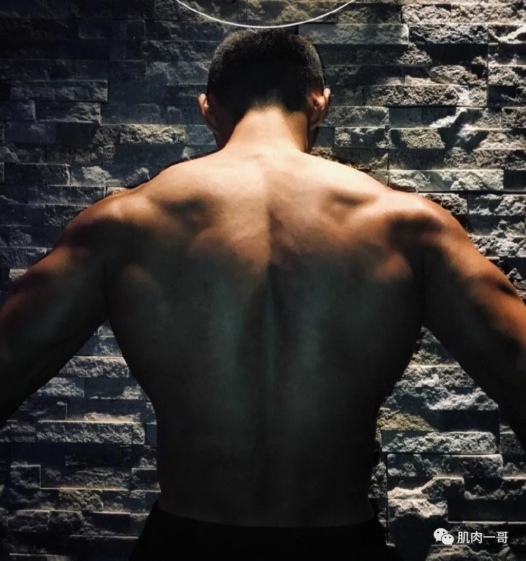 23-year-old fitness trainer's muscle photo swipes the screen, netizens ...