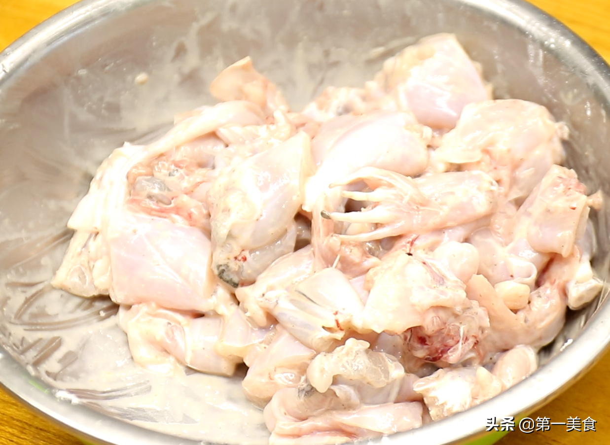 Sichuan style pickled pepper bullfrogs are home-cooked. If you eat ...