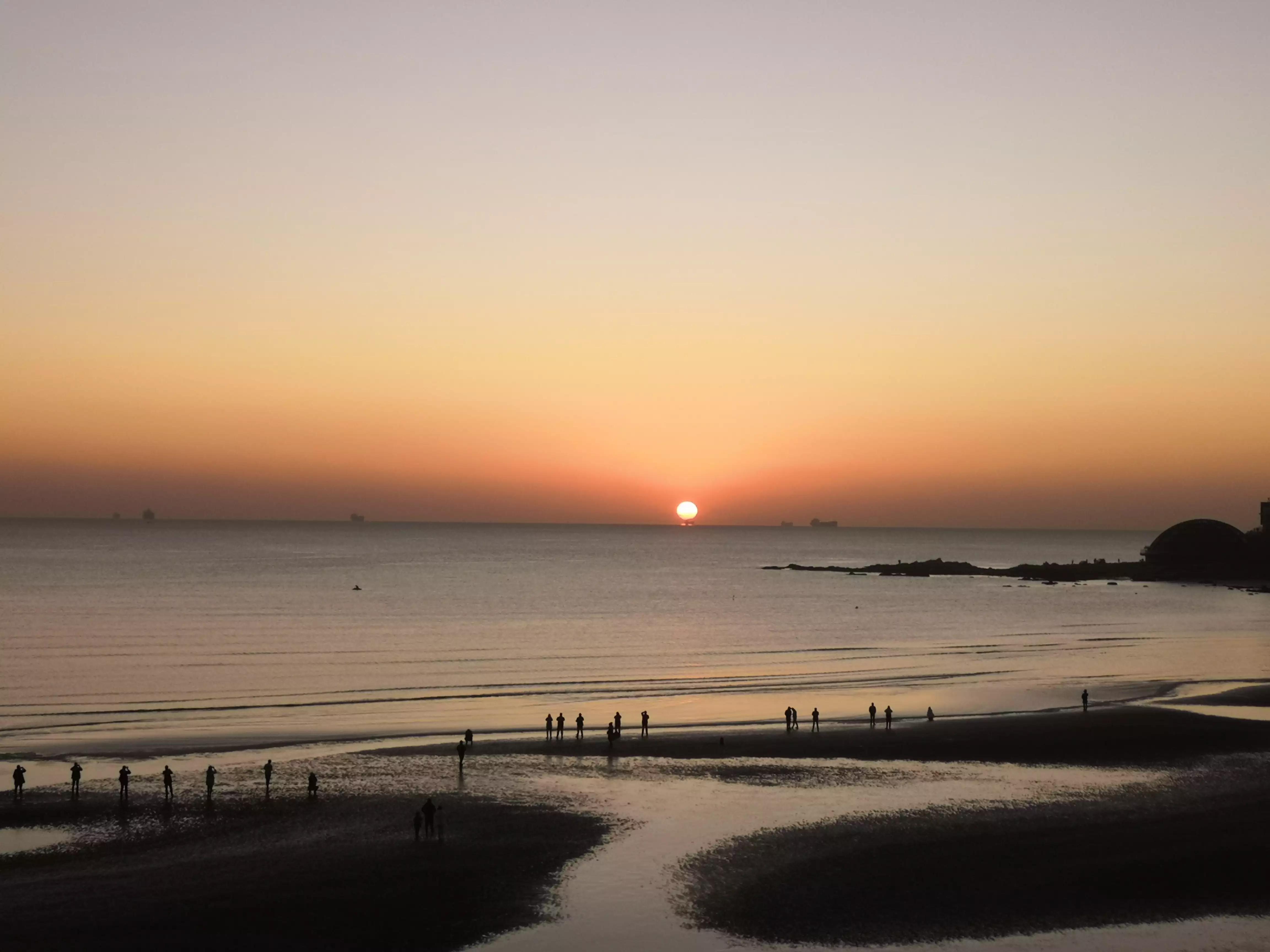 Watching while walking---beidaihe sunrise in late autumn - iNEWS
