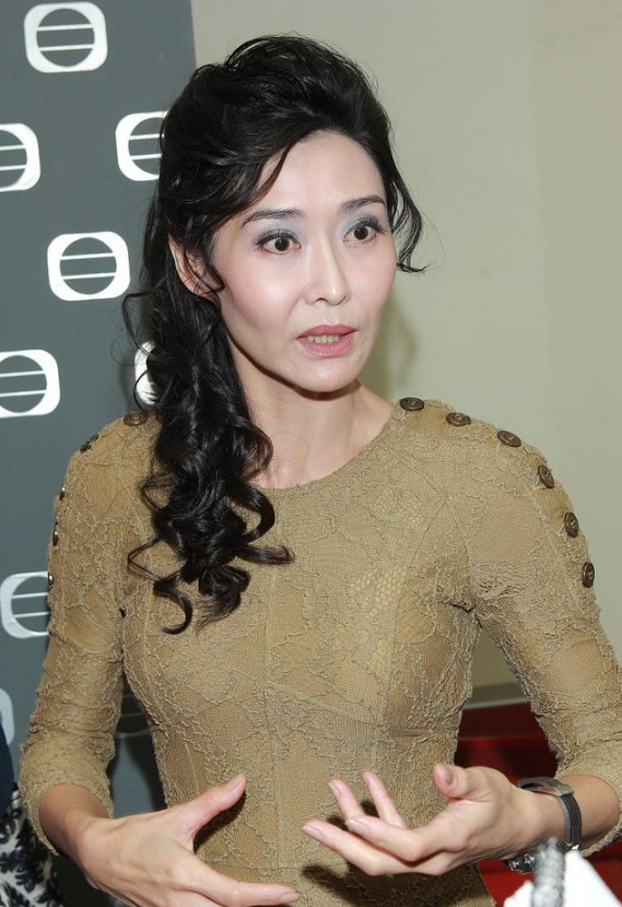 Ye Yuqing is still in such a good body over 50 years old, although not ...