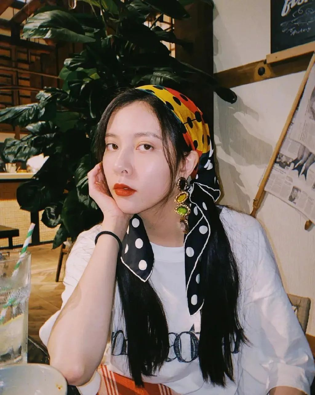 The wide hairbands Ouyang Nana and Song Yanfei are wearing are the ...