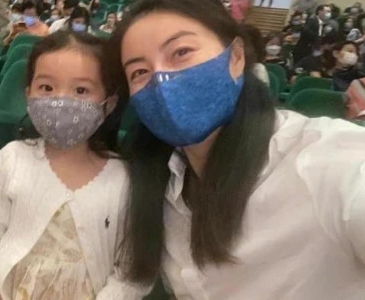 Guo Jingjing's daughter inherited her grandma's beauty!Wearing a ...