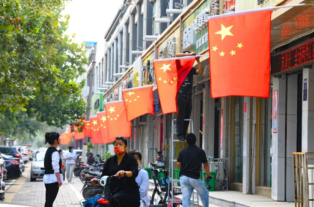Hanging the national flag to celebrate National Day, Tang Dynasty is ...