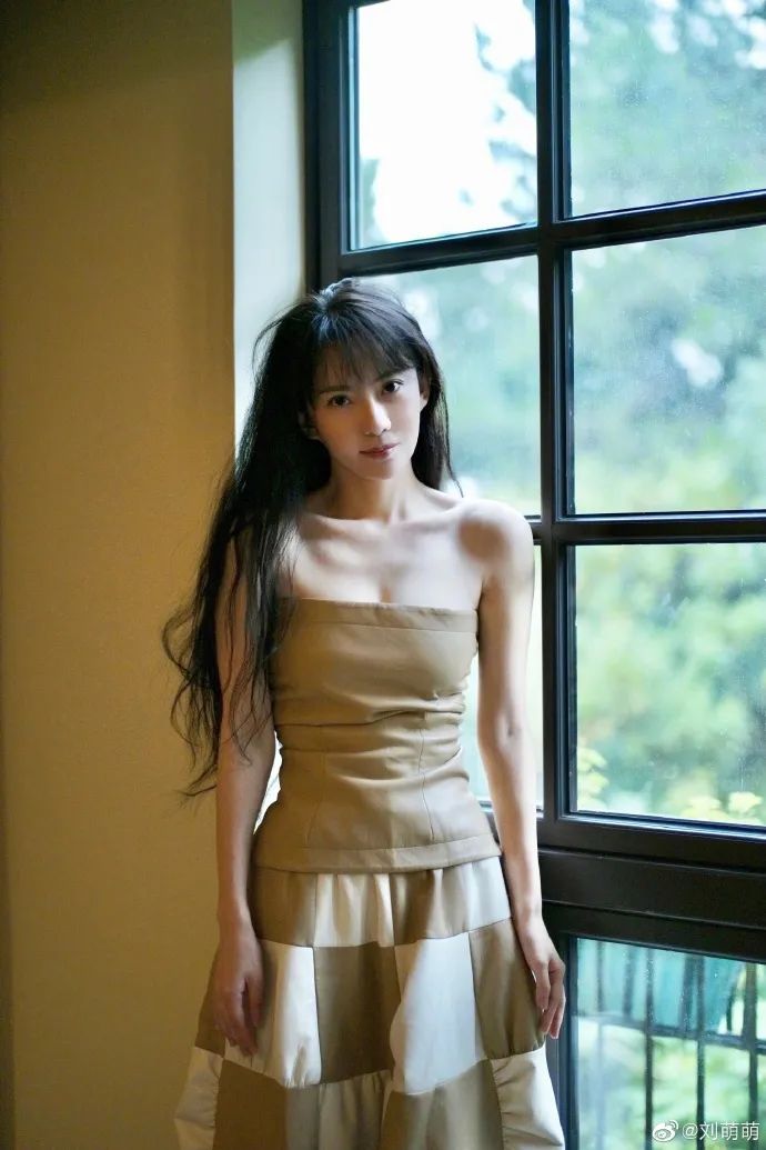 Liu Mengmeng is so beautiful in a tube top dress!Snow-skinned delicate ...