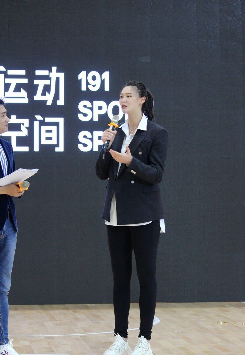 Hui Ruoqi was shopping on her pregnant belly in August. She wore a long ...