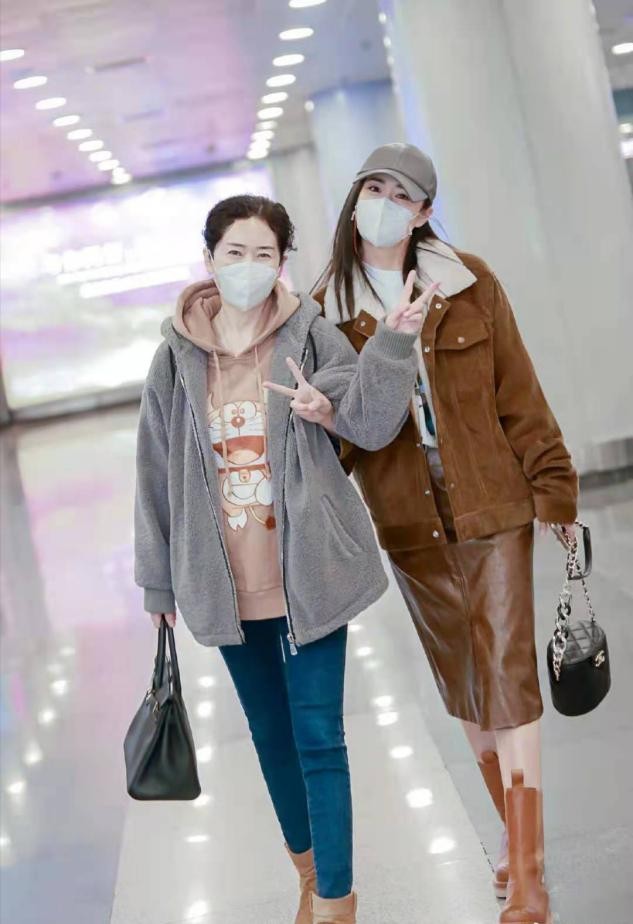 Liu Yu female walking airport, 62-year-old mother dressed up the trend ...