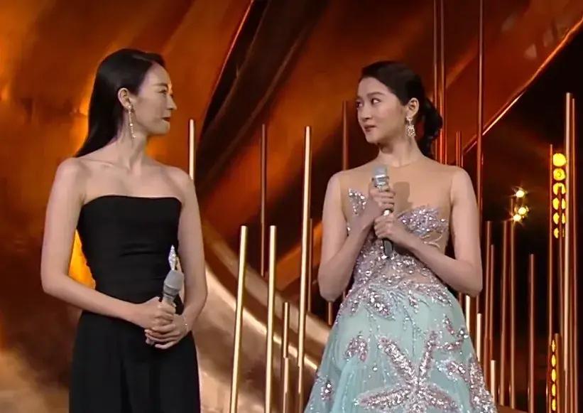 Guan Xiaotong and Tong Yao are in the same frame, with obvious body ...