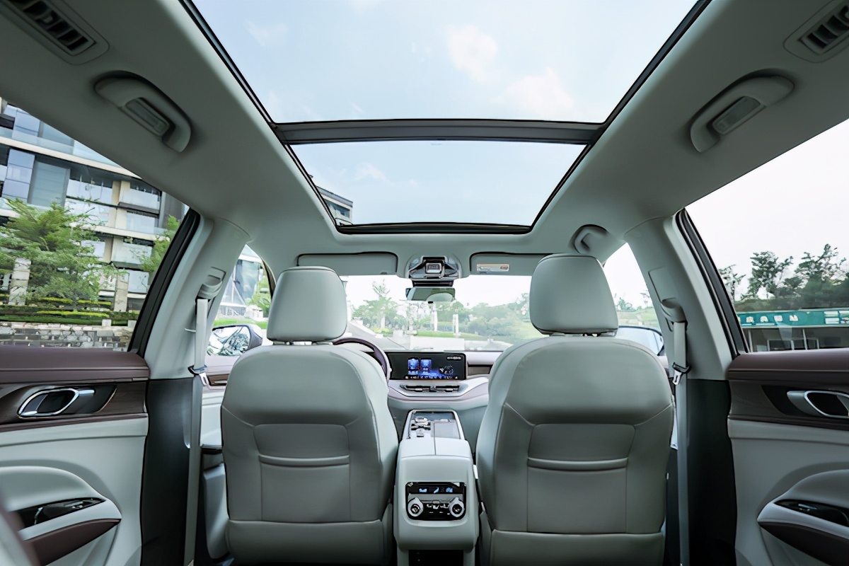 Three generations of a family of six big six-seater SUV, unexpectedly ...