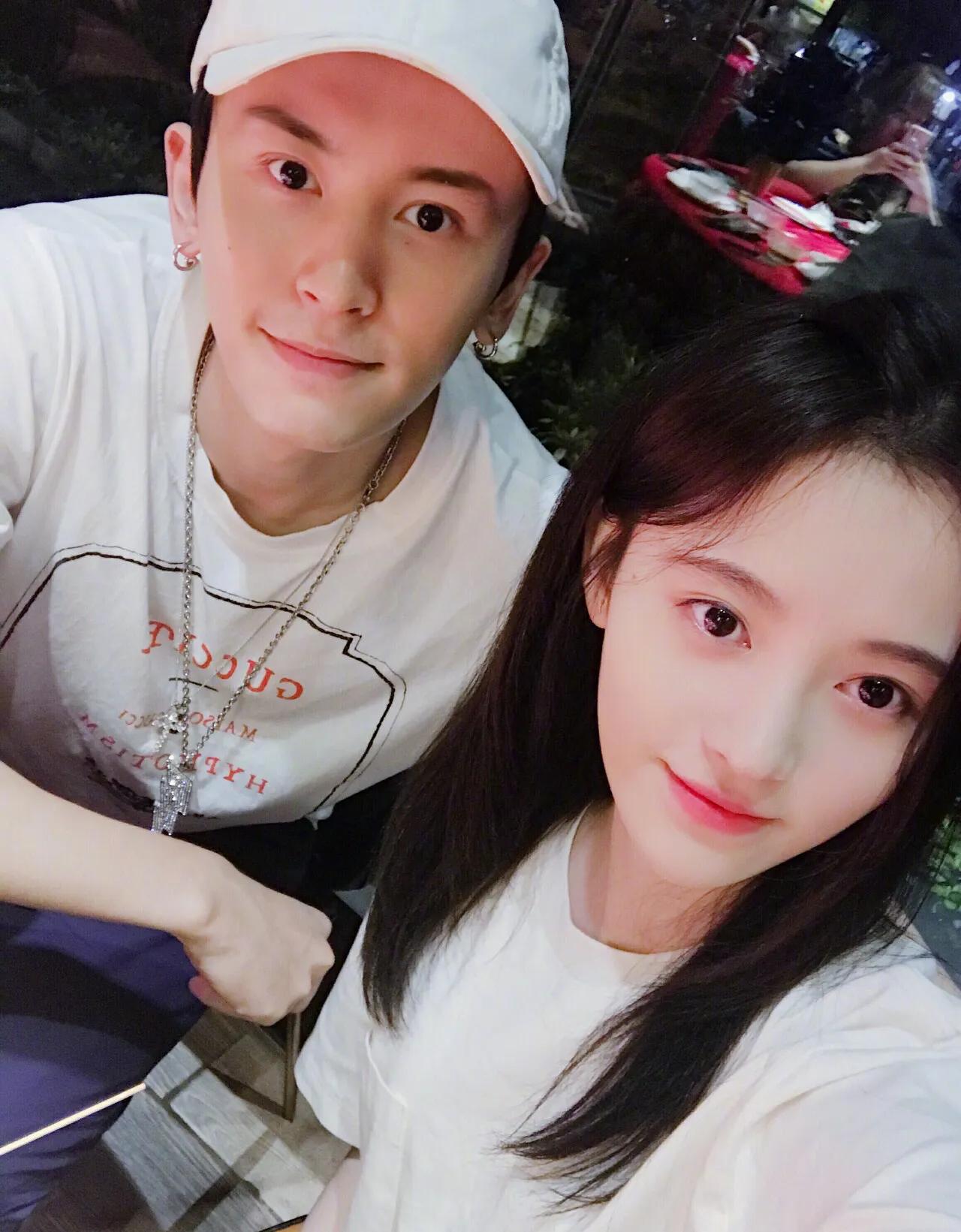 A close photo of Ju Jingyi and her friend Huo Zun and Zhang Zhehan - iNEWS