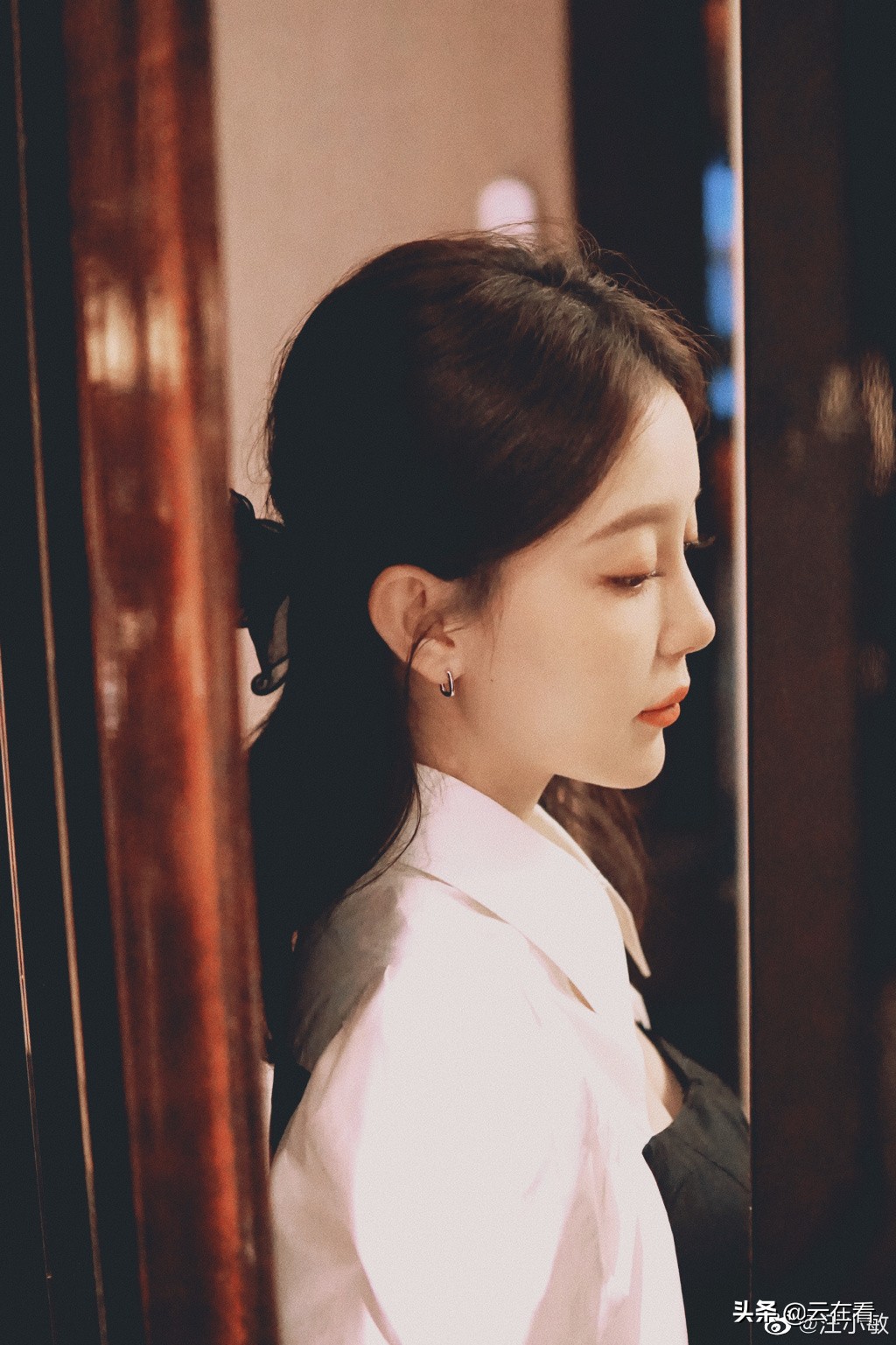 Beautiful singer Wang Xiaomin enjoys charming photos and smiles so sweetly - iNEWS