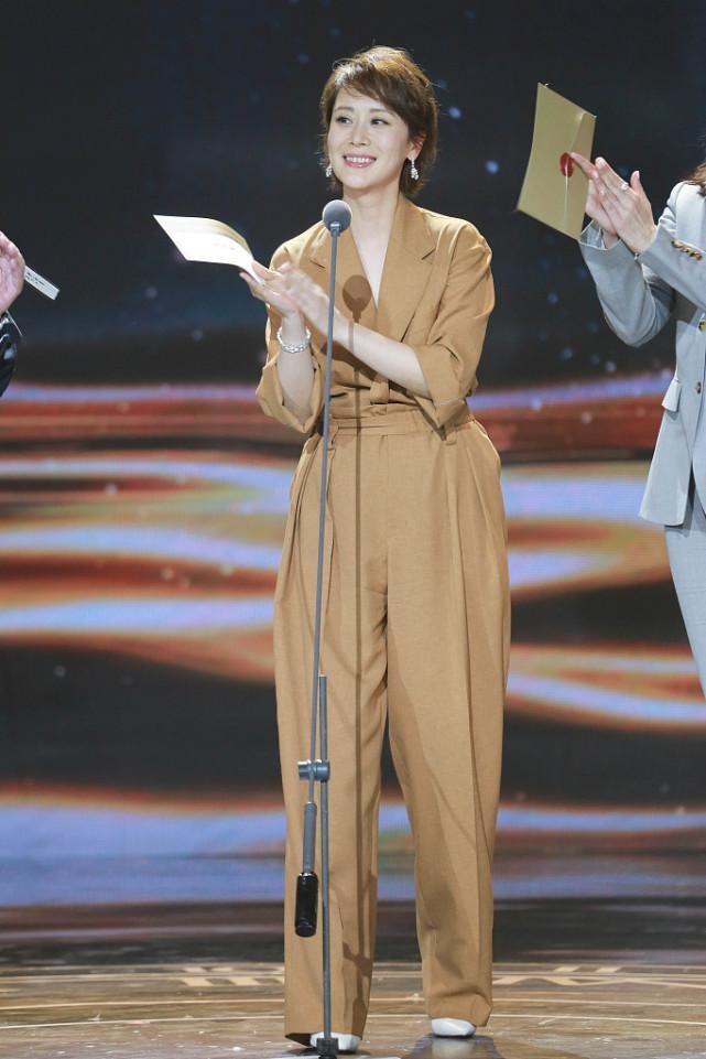 Song Jia and Haiqing are both high-class, wearing business-style ...