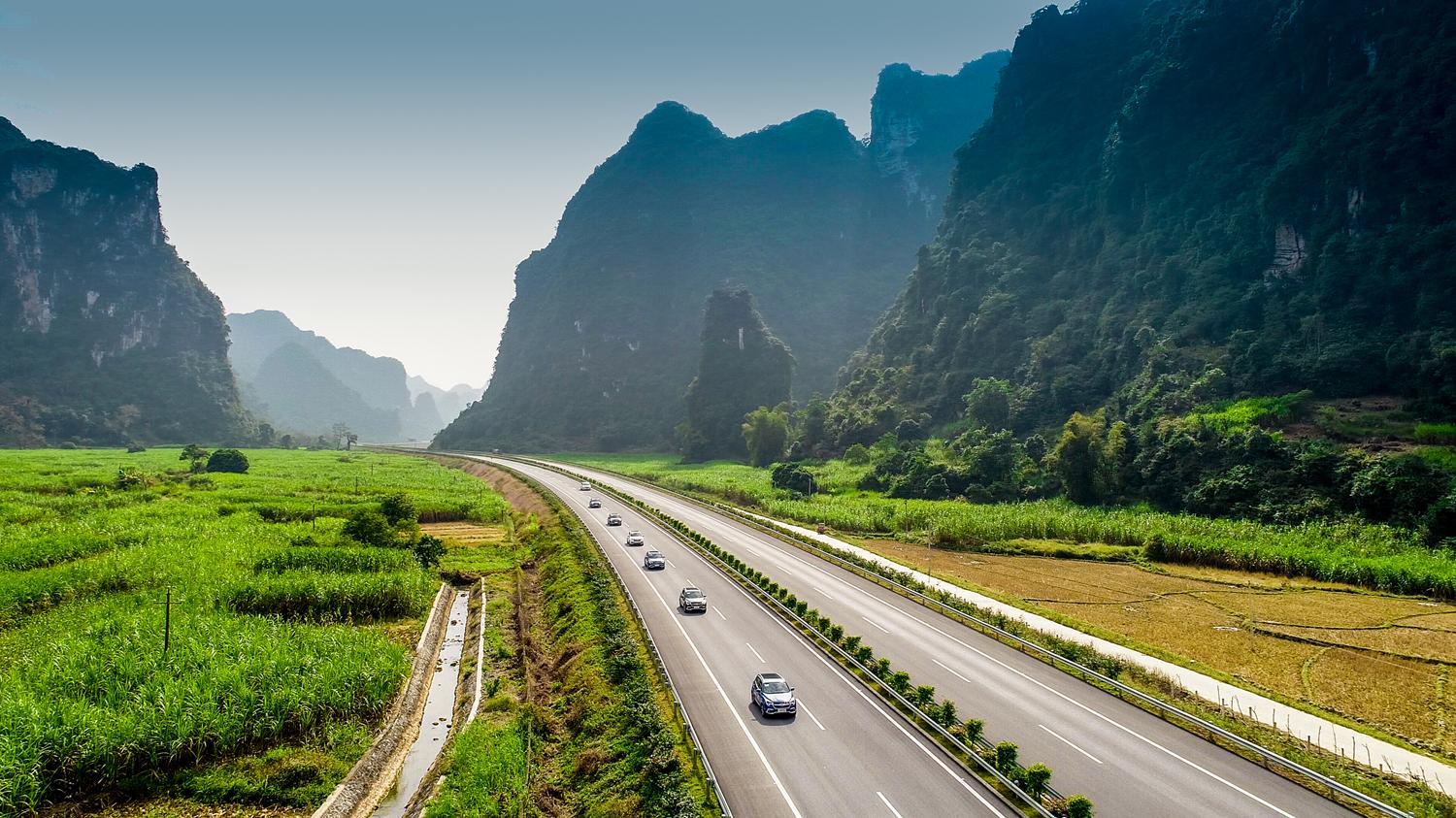 The Hona Expressway on the Sino-Vietnam border starts in Beihai and is ...