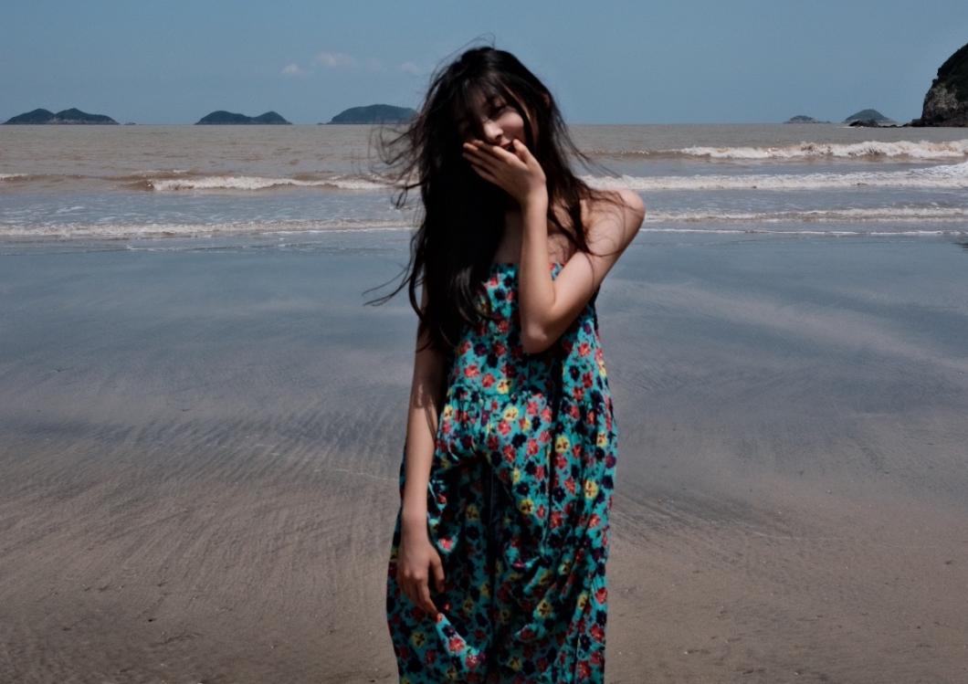 Gu Yuhan has a cool photo on the beach, wears a tube top dress and hits ...