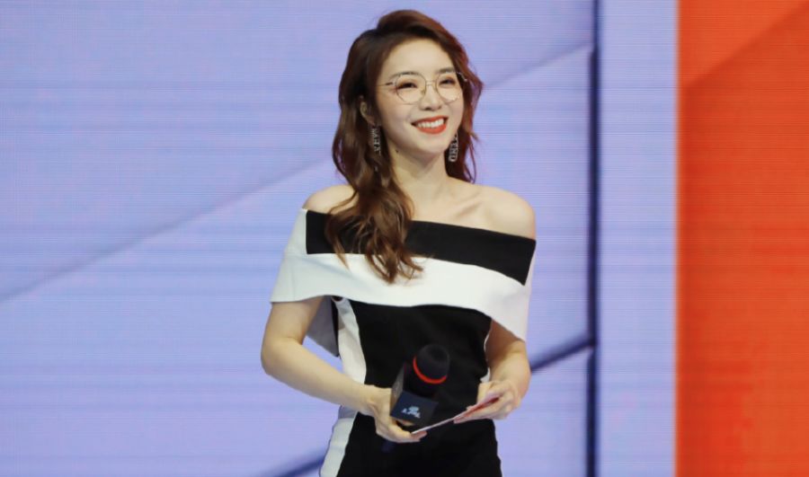 Yu Shuang wore a "deep V" commentary, showing the style of the imperial ...