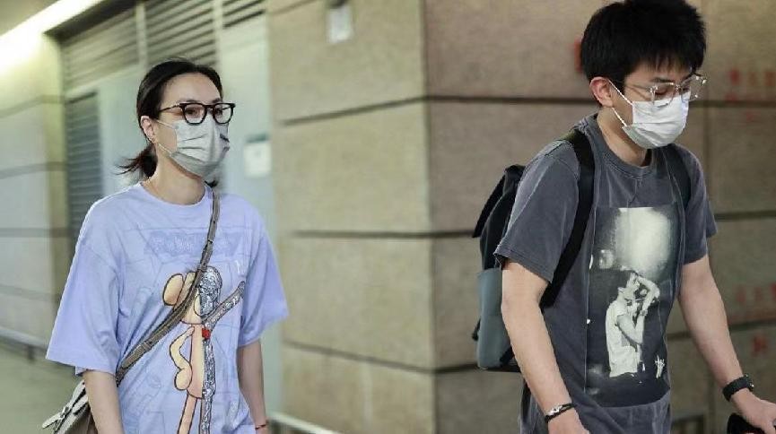 A family of three changed to four. The former diving champion Wu Minxia ...