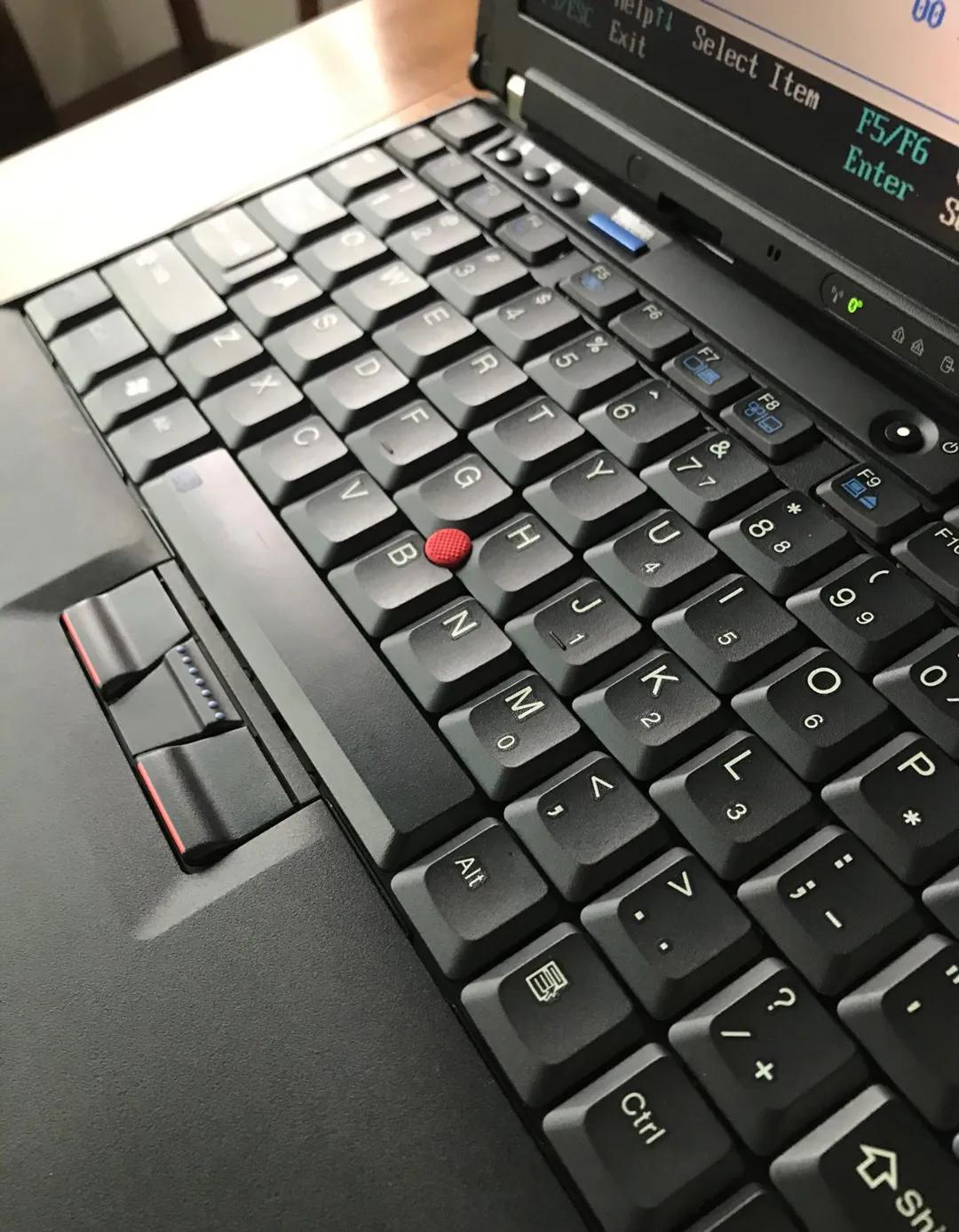 Lenovo X200 top with T9550 - iNEWS
