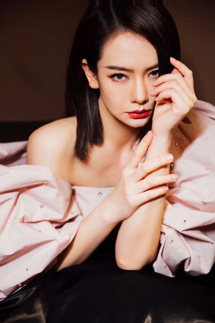 Qi Wei is so charming in a pink off-the-shoulder dress!Snow skin jade ...