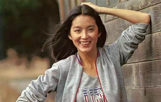 Brigitte Lin's 19-year-old uniform photo with short skirt and long legs ...