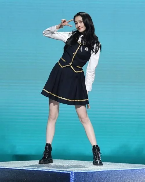 Guan Xiaotong's skirt is short, and his hands remain motionless after ...