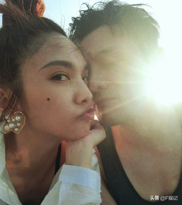 Li Ronghao and his wife show affection in couple clothes for Valentine ...