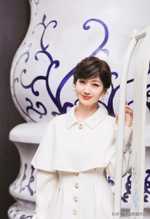 Zhao Yazhi temperament can be really good, wearing white suit is ...