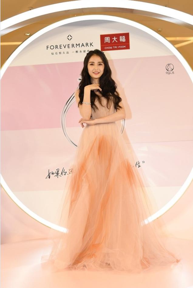 Chen Yuqi is really a beautiful person, wearing a pink gauze dress like ...