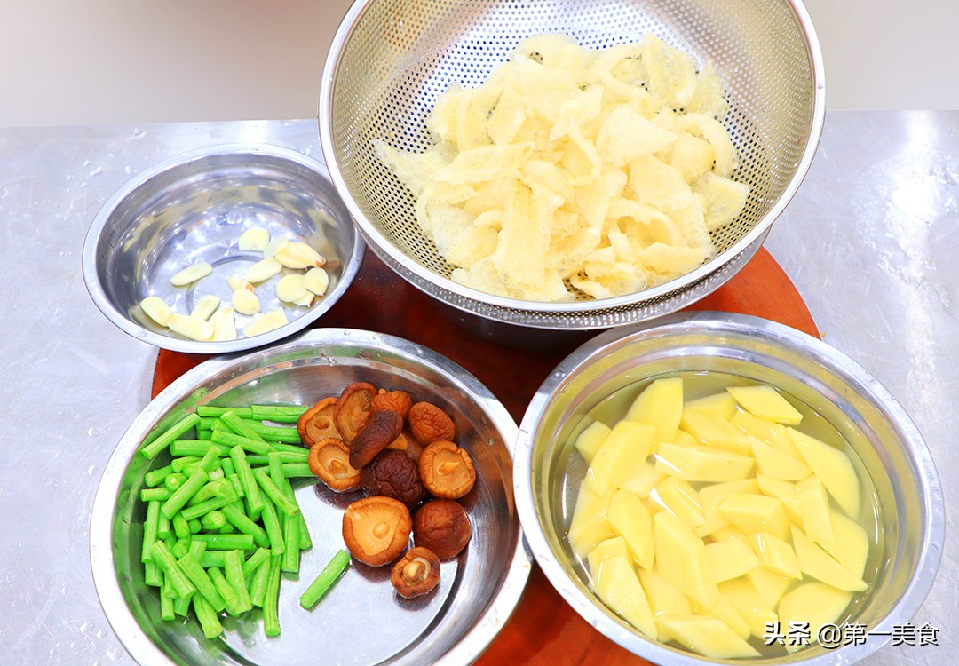 How to make pig skin delicious?The chef teaches you how to cook in a ...