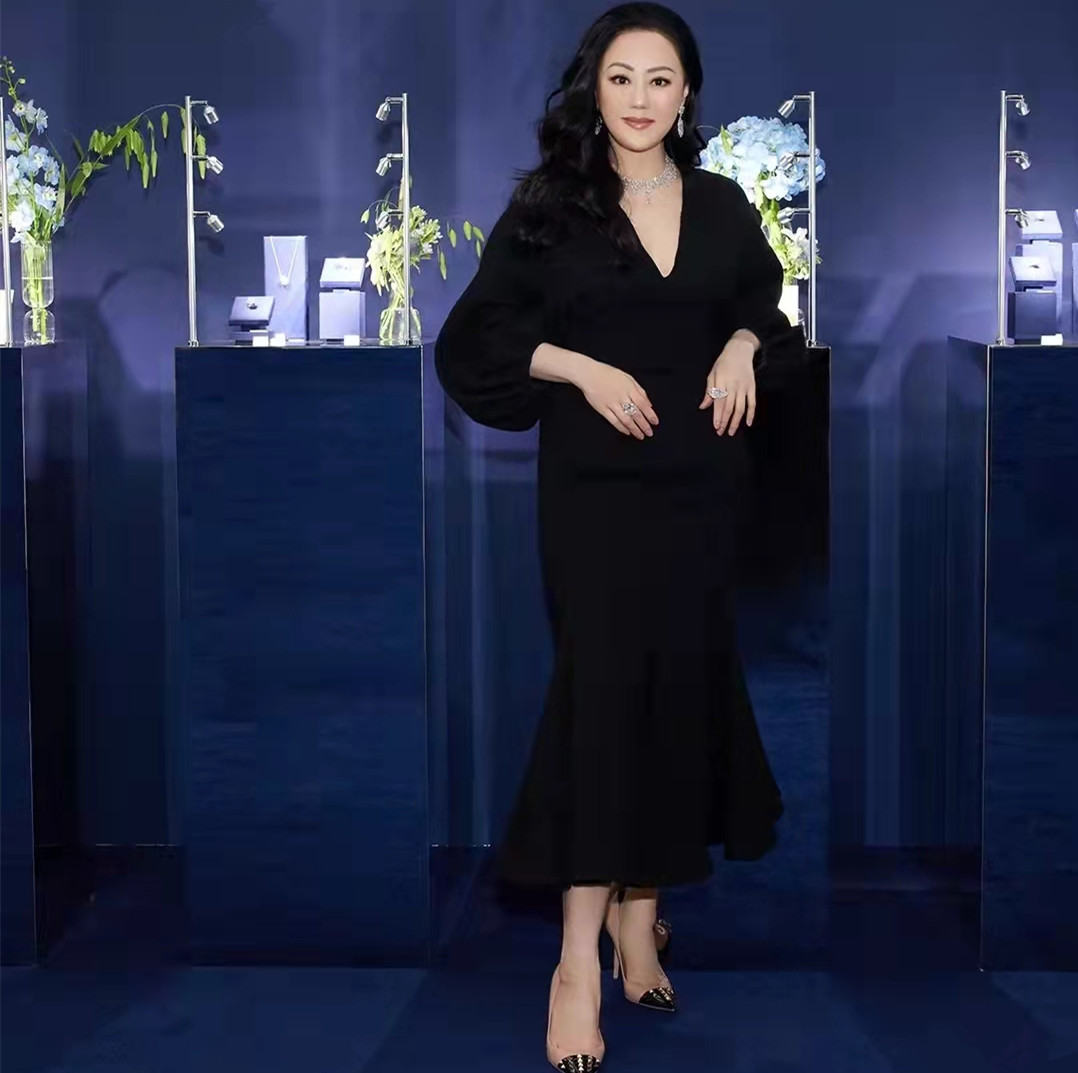 58-year-old Zhang Xiaohui made a rare appearance. He wore a 30-carat ...