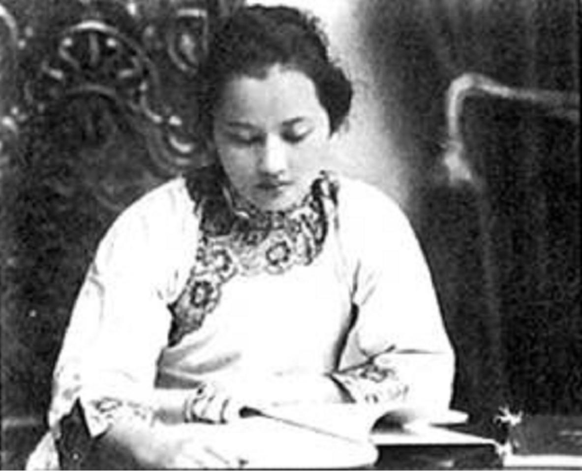 Soong Ching Ling attended Premier Zhou's memorial service and rushed ...