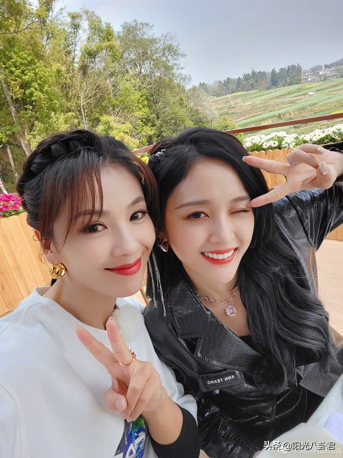 "Wife 5" exclusive group photo, 42-year-old Liu Tao and Qin Hailu, look ...