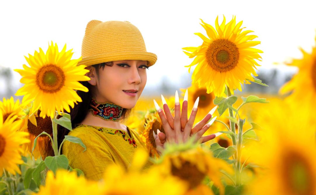 62-year-old Yang Liping visits her old mother!His long nails got in the ...