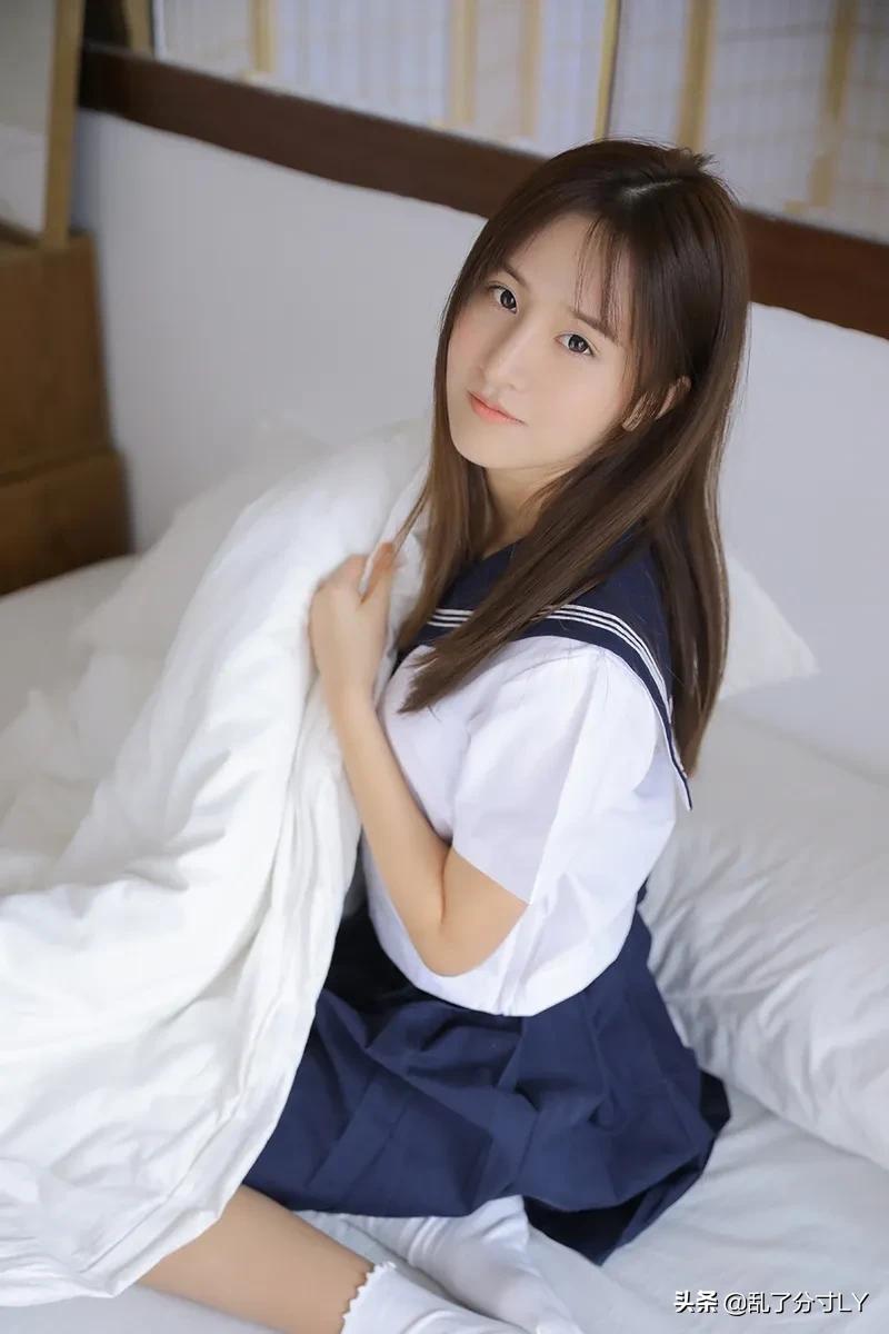 Uniform photo of pure cute girl - iNEWS