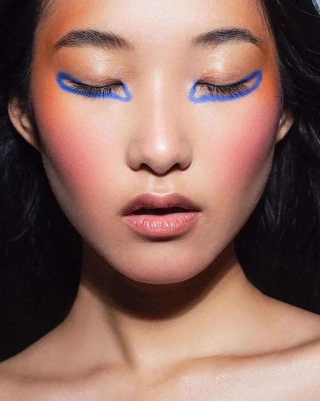 Another "ugly model" out of the circle!Looks like a cuckoo: What?Russia ...