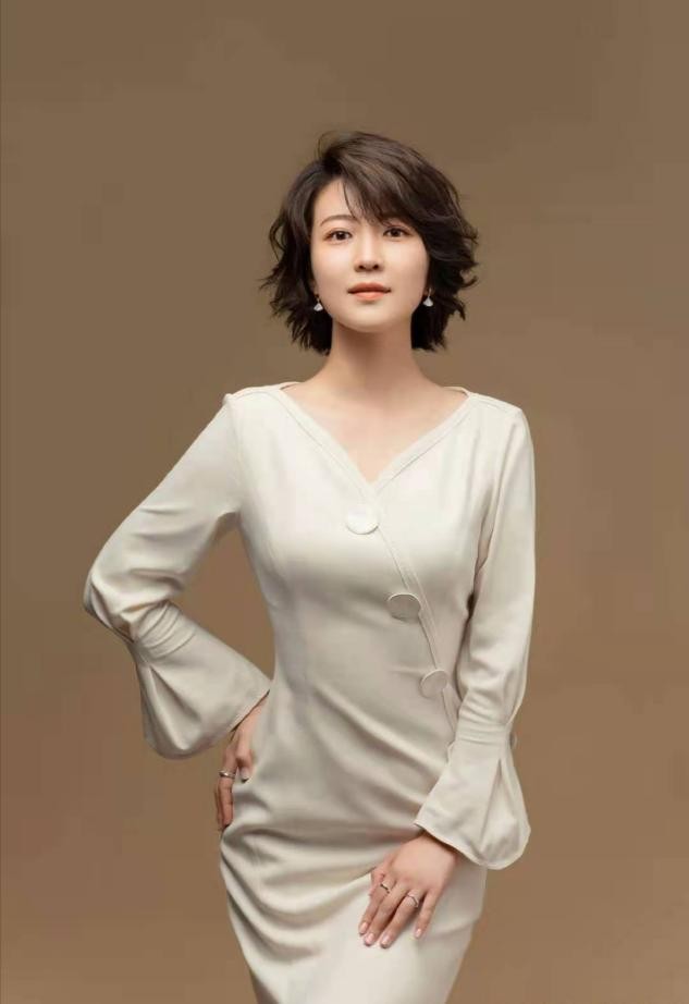 CCTV finally ushered in a new host!36-year-old Cui Shuang is as sweet ...