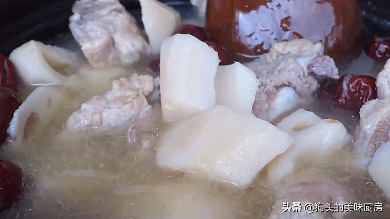 Stew lotus root soup, don't put it in the pot directly, teach you the ...