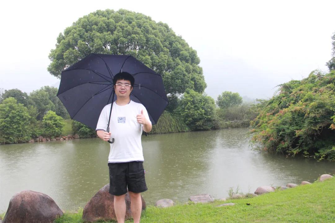 Bilibili founder Xu Yi wore shorts and sandals, "returning home" - iNEWS
