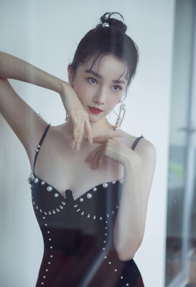 Chen Xiaojun, sexy and charming - iNEWS