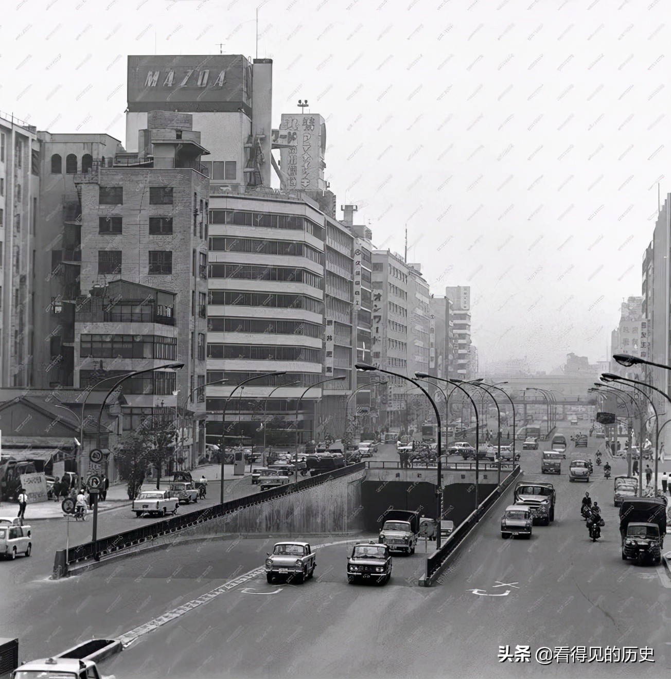Old photo of the busy traffic in Tokyo, Japan in 1964 - iNEWS