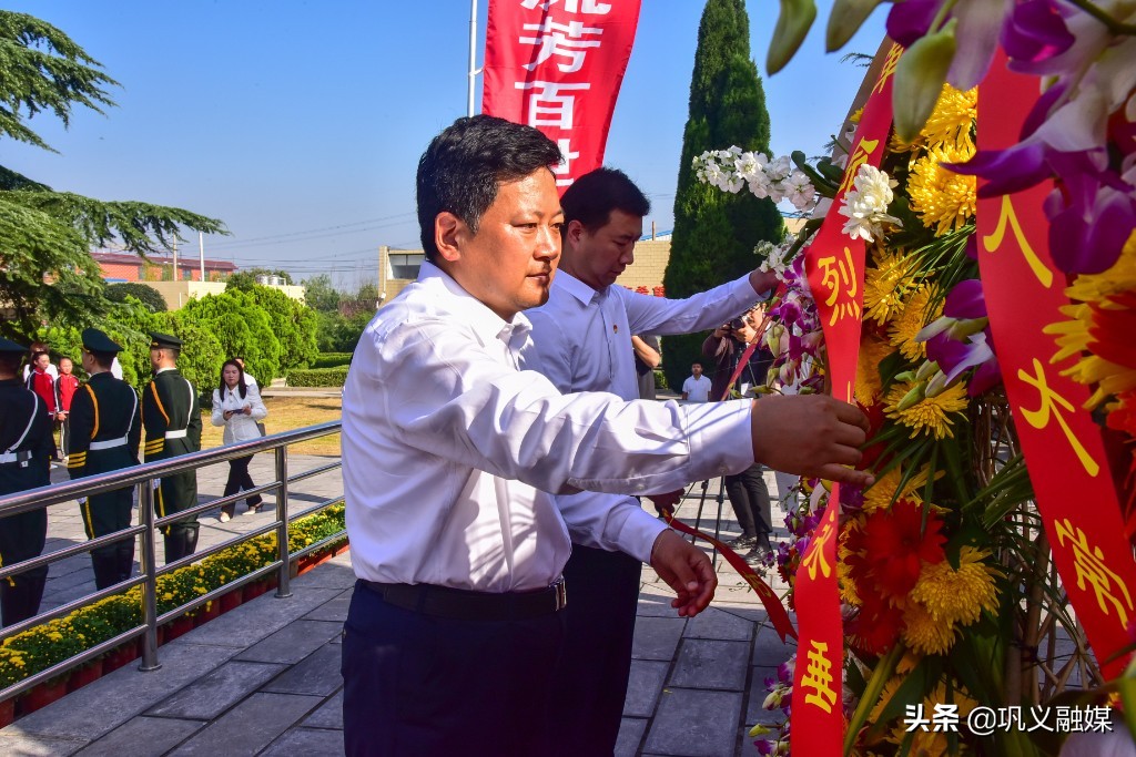 To pay homage to the heroes and heroes together to commemorate the ...