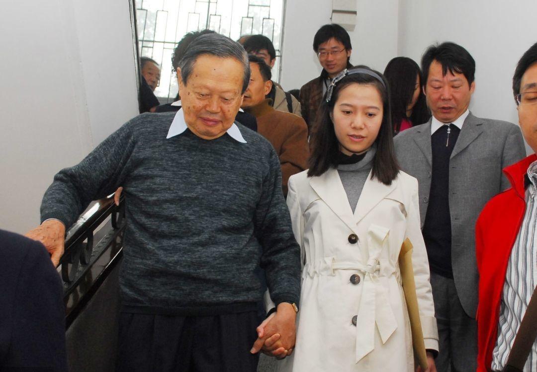 98 Year Old Yang Zhenning Rare Appearance And The Wife Interacts Sweet
