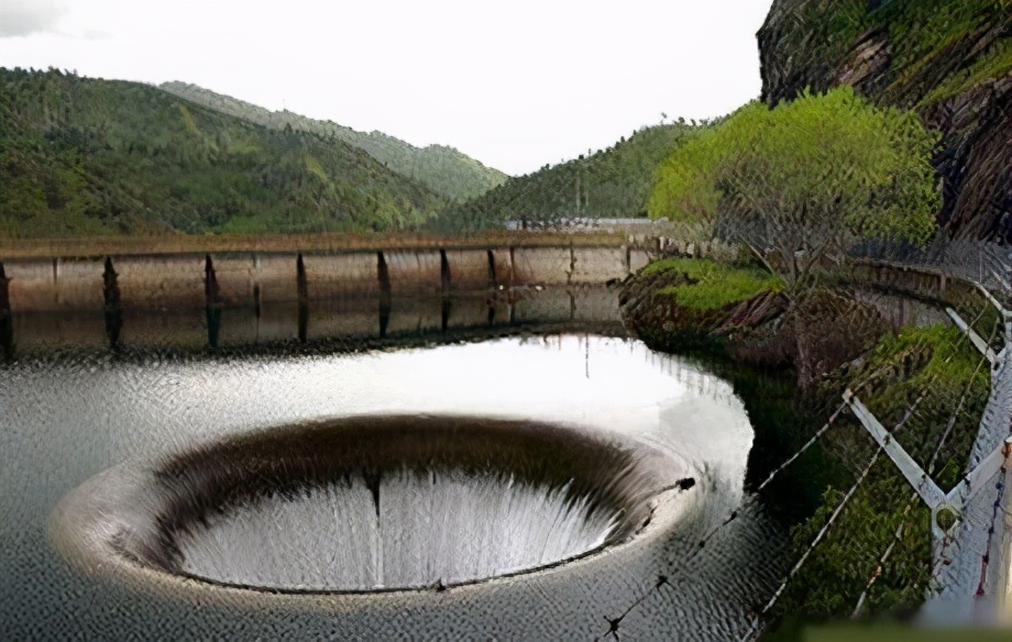 The sky has collapsed and the earth has 5 mysterious holes - iNEWS