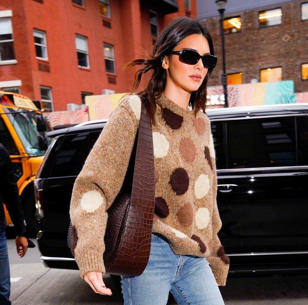 Supermodel Kendall Jenner took a girly portrait, a fresh girl in yellow ...