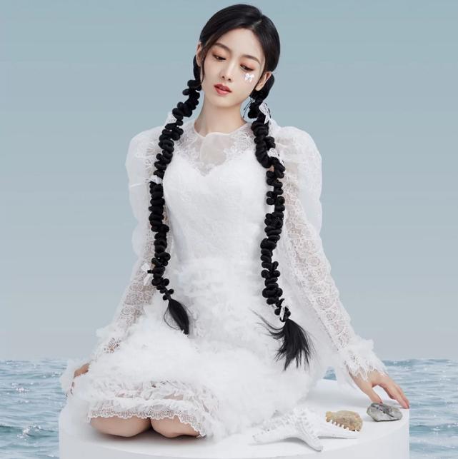 Linger wears a lace dress and takes a photo with Menglei, but Menglei ...